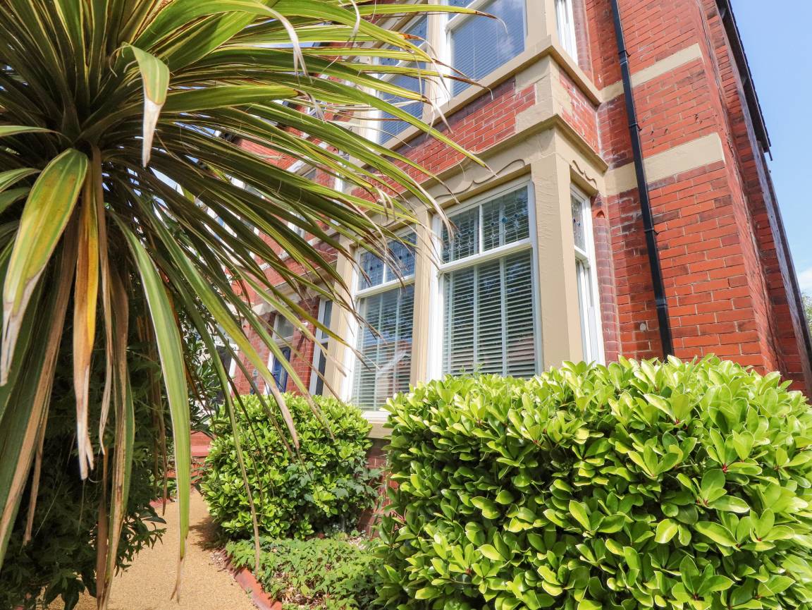 Cottage ∙ 5 Bedrooms ∙ 10 Guests - Lytham St Annes