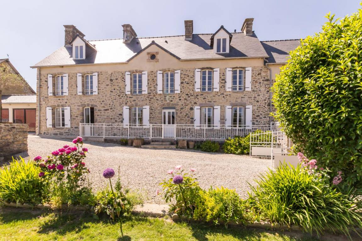 330 M² Gîte ∙ 8 Chambres ∙ 15 Personnes - ibis budget Coutances
