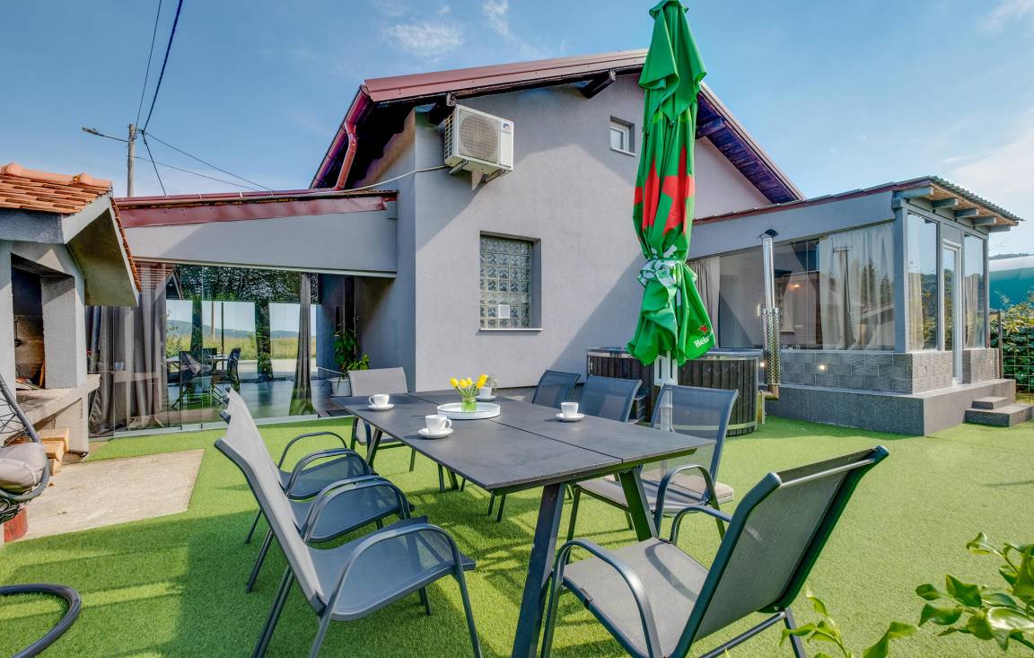 148 M² Ferienhaus ∙ 3 Schlafzimmer ∙ 6 Gäste - Karlovac