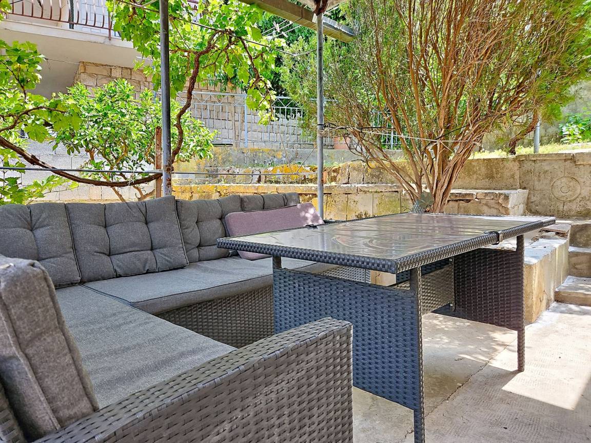 70 M² Talo ∙ 2 Makuuhuonetta ∙ 5 Vierasta - Trogir