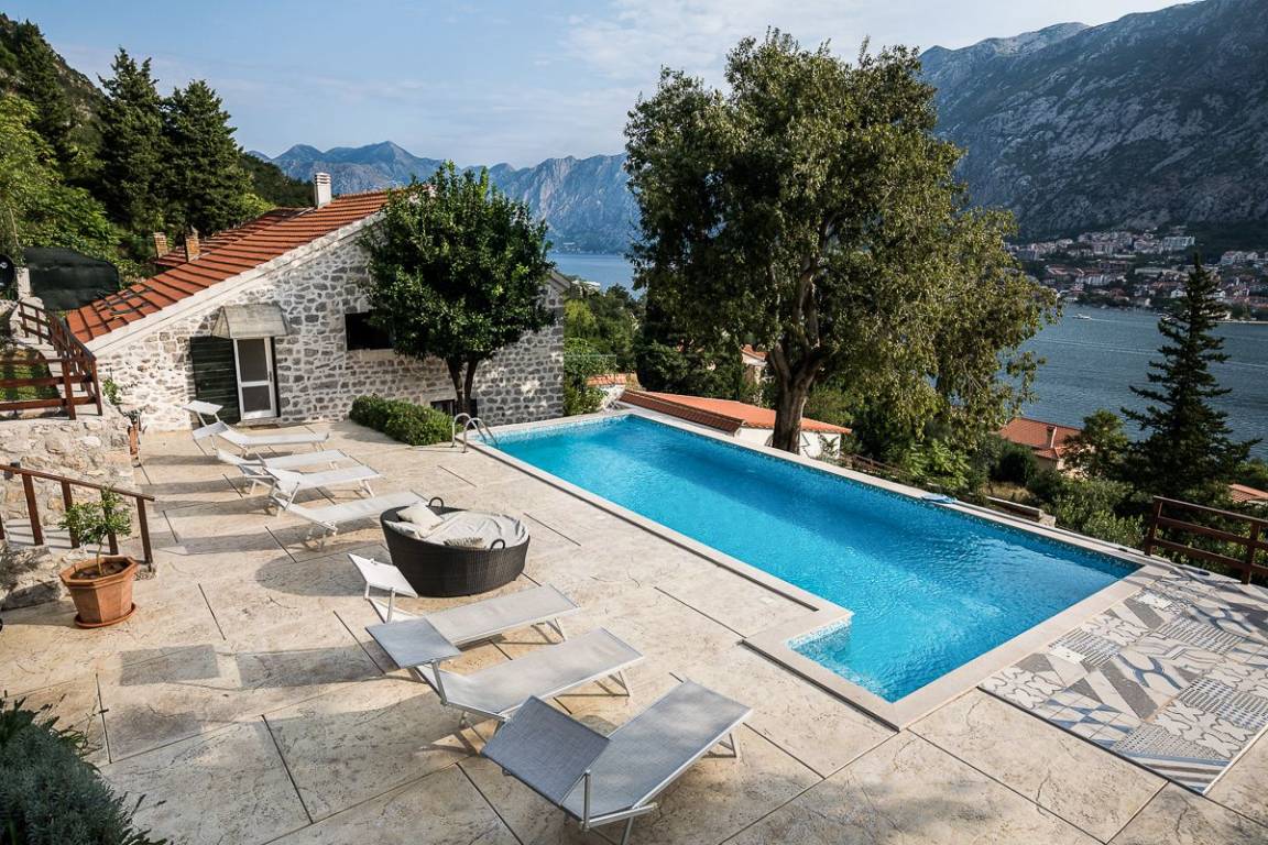 Villa ∙ 4 Bedrooms ∙ 10 Guests - Kotor