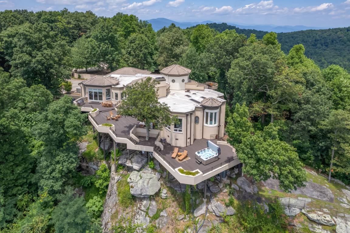 427 M² House ∙ 4 Bedrooms ∙ 8 Guests - Tryon, NC