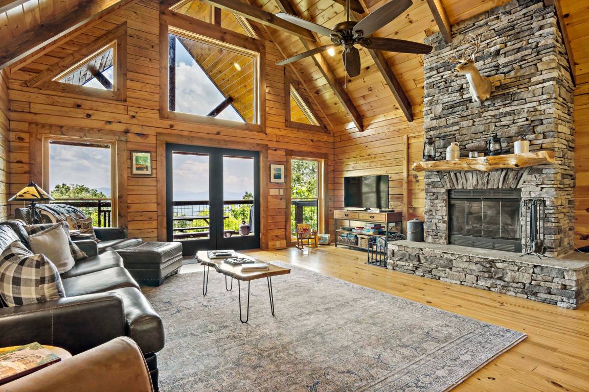 151 M² Cabin ∙ 3 Bedrooms ∙ 6 Guests - Lake James, NC