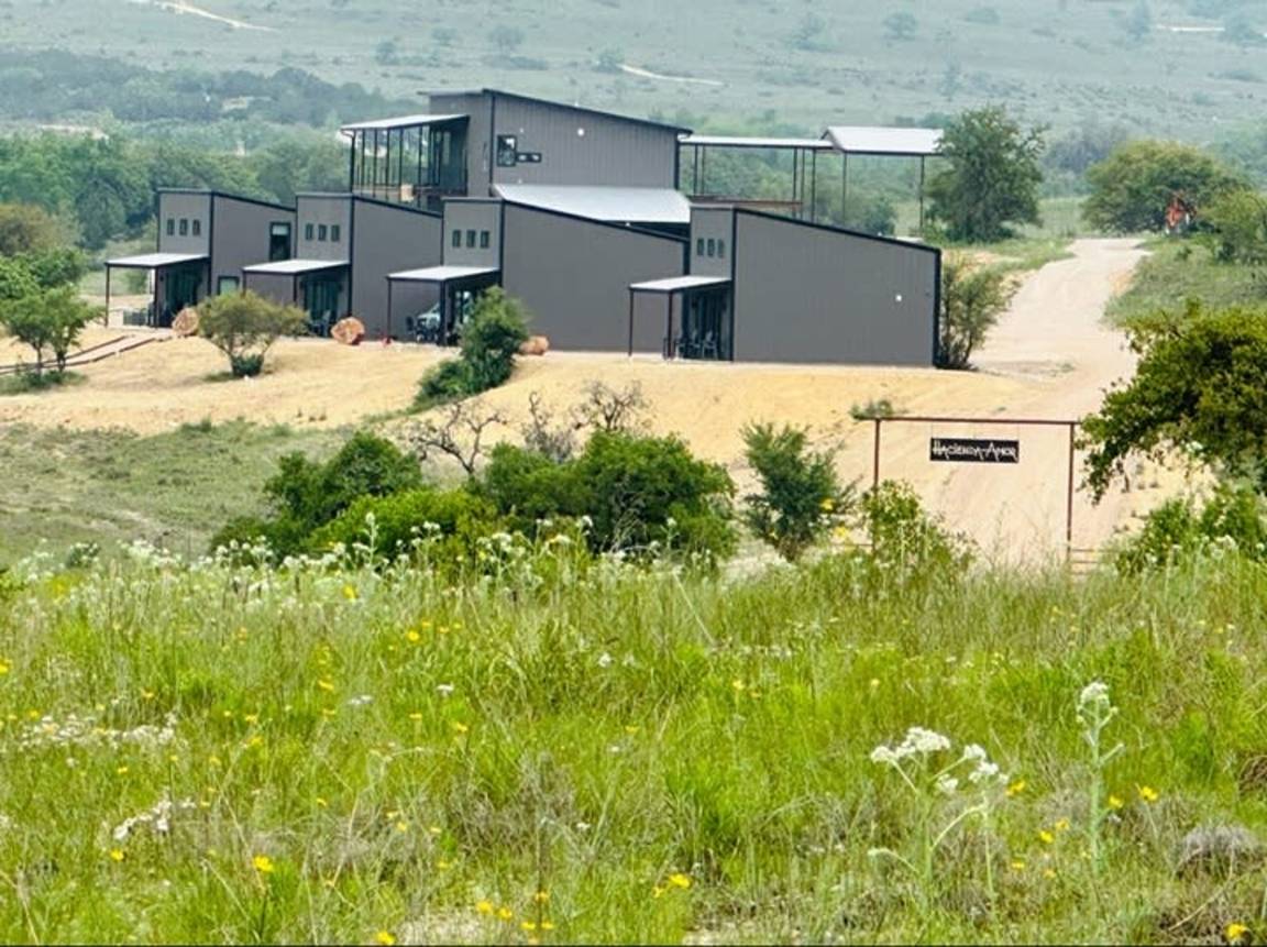 House ∙ 2 Bedrooms ∙ 4 Guests - Johnson City, TX