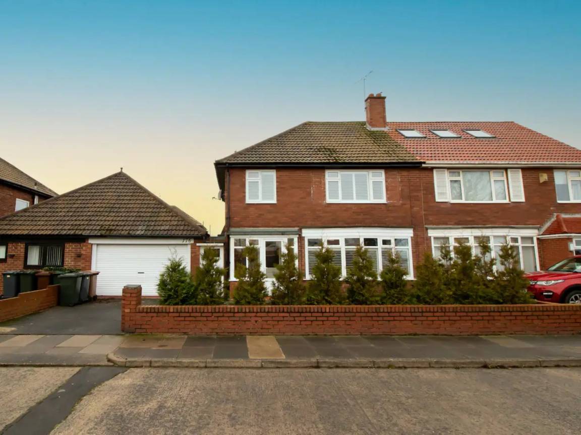 149 M² House ∙ 3 Bedrooms ∙ 5 Guests - South Shields
