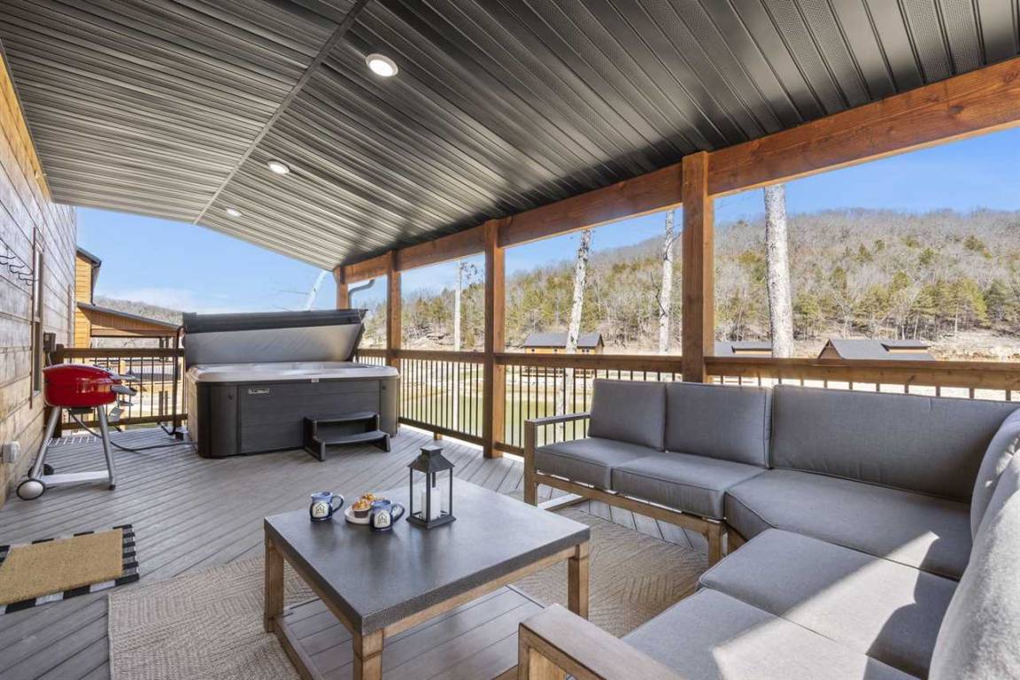 Cabin ∙ 4 Bedrooms ∙ 11 Guests - Ridgedale, MO