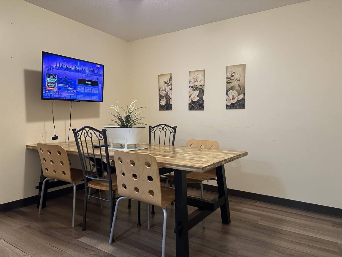 Apartment ∙ 2 Bedrooms ∙ 6 Guests - PPG Paints Arena