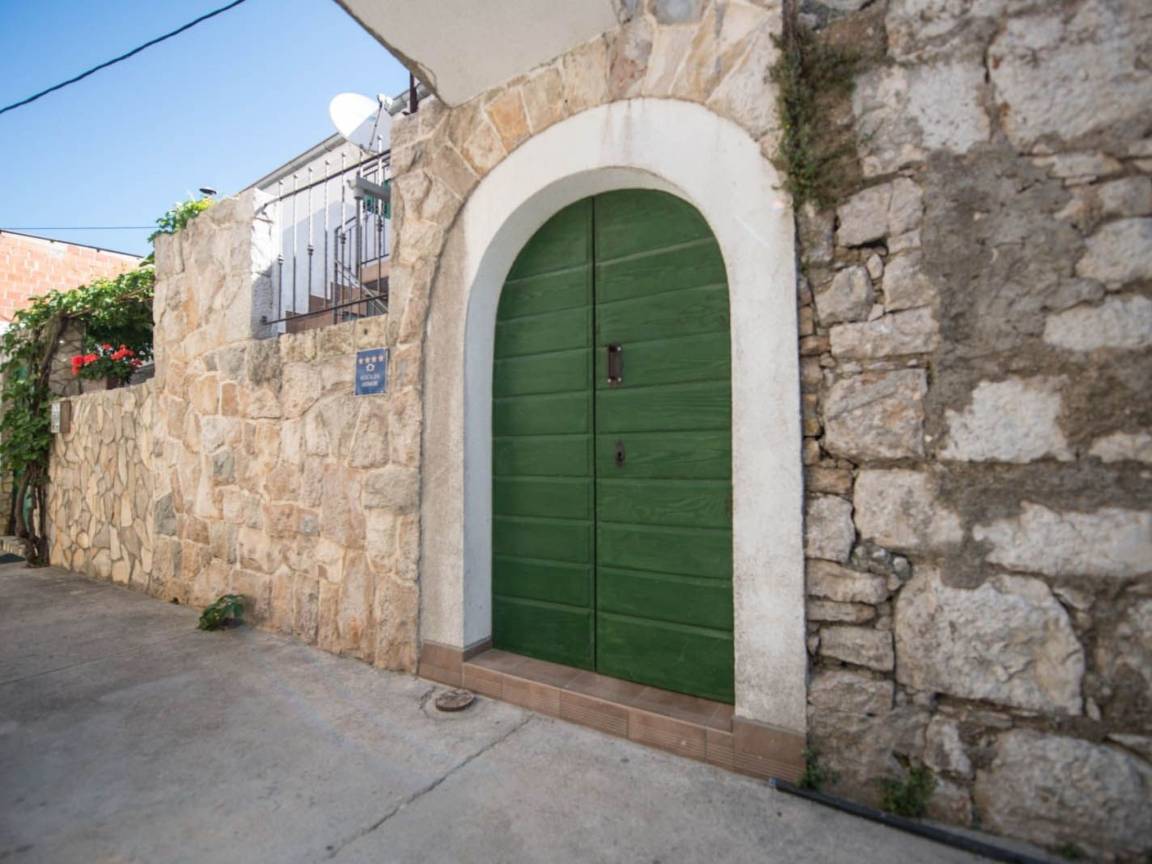 70 M² Ferienhaus ∙ 2 Schlafzimmer ∙ 6 Gäste - Tisno