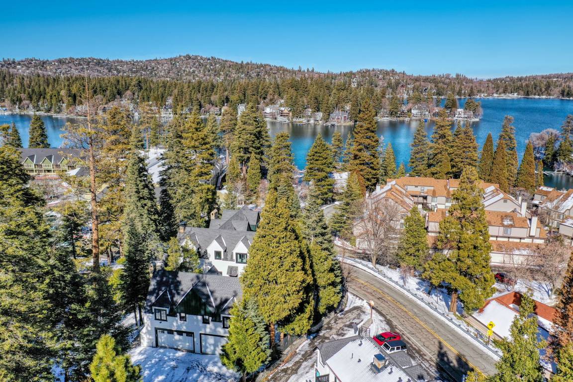 696 M² House ∙ 6 Bedrooms ∙ 14 Guests - Lake Arrowhead, CA