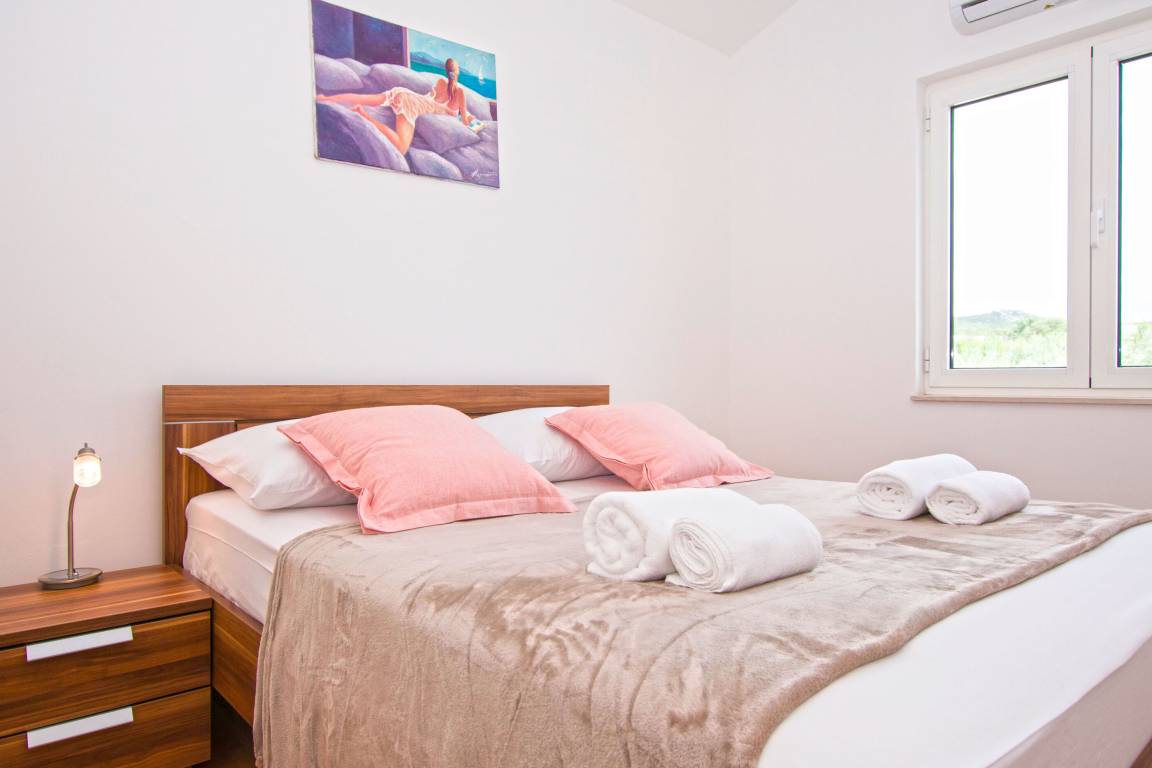209 M² Ferienhaus ∙ 3 Schlafzimmer ∙ 6 Gäste - Biograd na Moru
