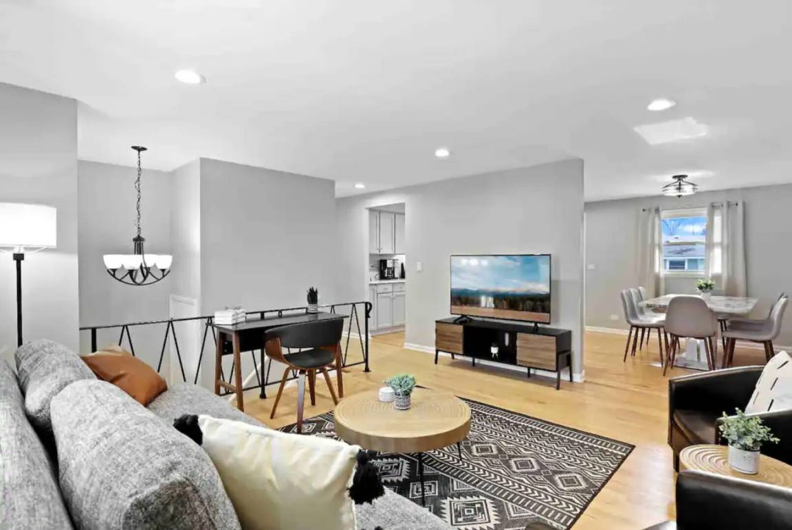139 M² House ∙ 3 Bedrooms ∙ 5 Guests - Hoffman Estates, IL