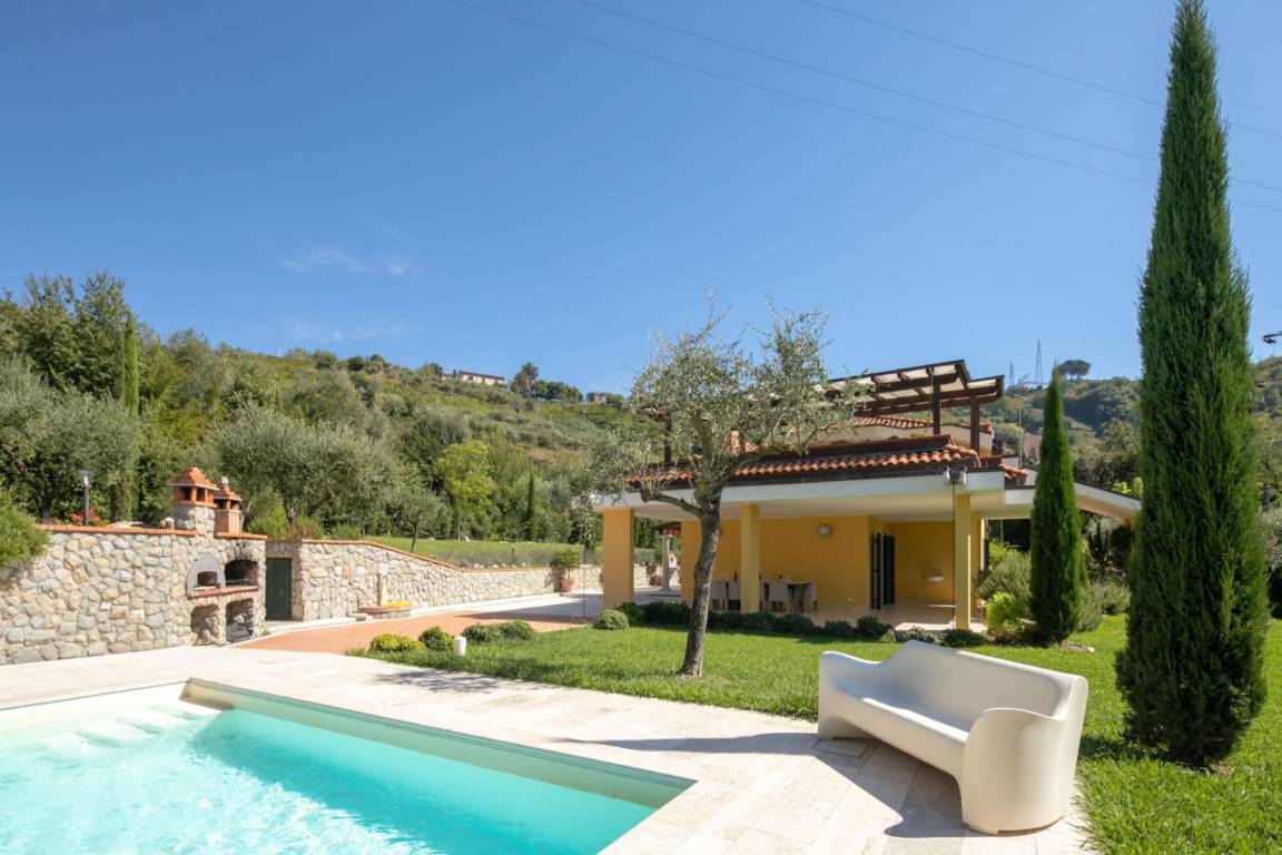 300 M² Villa ∙ 5 Schlafzimmer ∙ 10 Gäste - Massa
