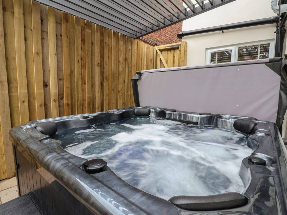 Cottage ∙ 8 Bedrooms ∙ 16 Guests - Flamborough