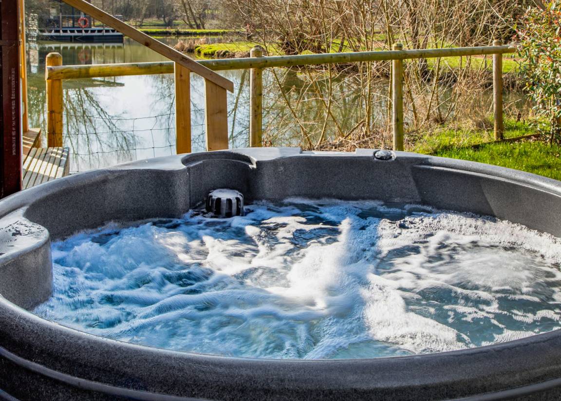 Chalet ∙ 2 Bedrooms ∙ 6 Guests - Bath