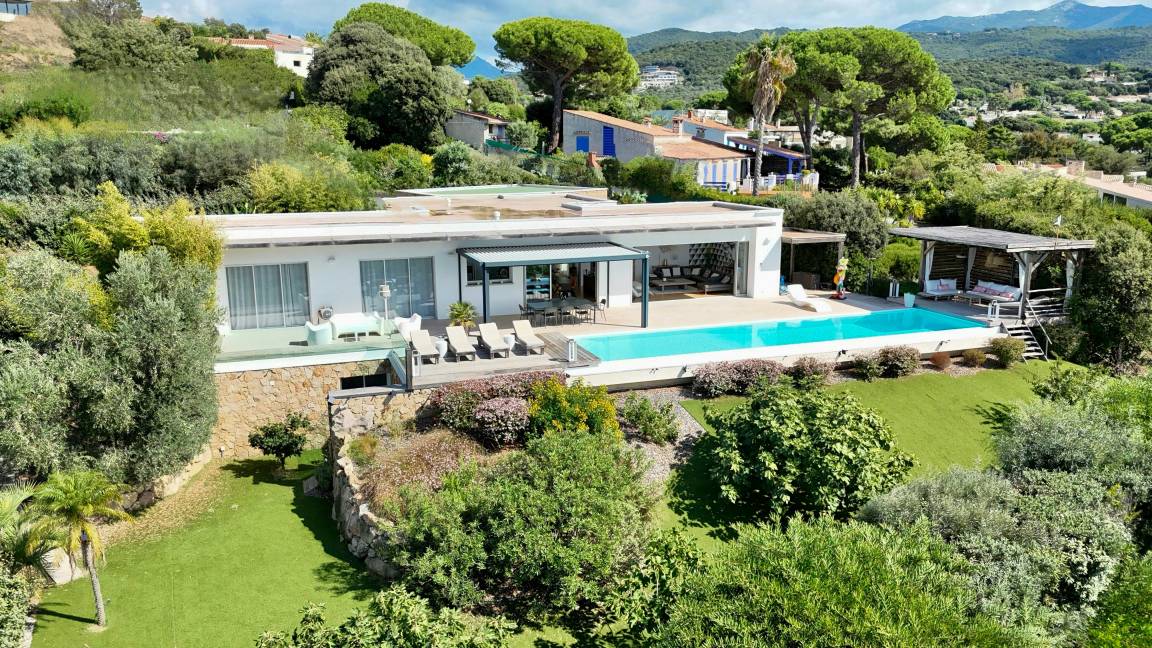 250 M² House ∙ 4 Bedrooms ∙ 8 Guests - Ajaccio