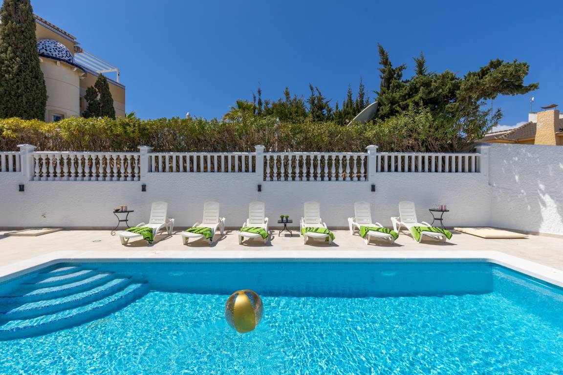 180 M² Villa ∙ 4 Habitaciones ∙ 14 Huéspedes - Cabo Roig