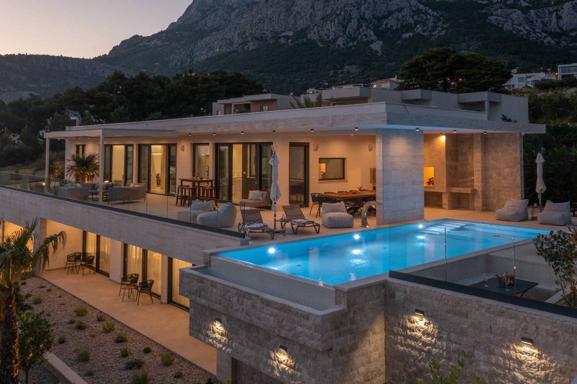 560 M² Villa ∙ 4 Bedrooms ∙ 10 Guests - Tučepi