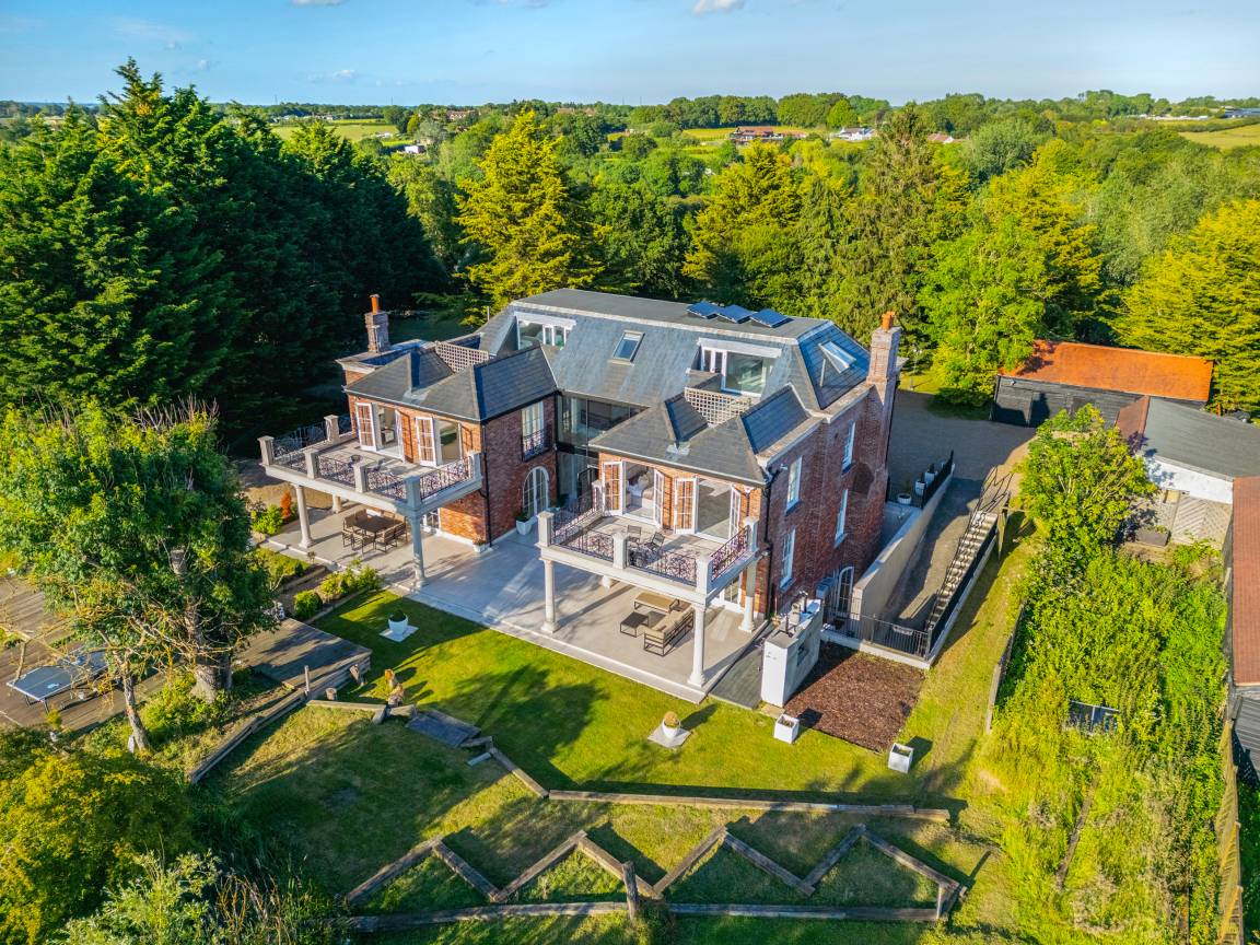 Cottage ∙ 7 Bedrooms ∙ 16 Guests - Brentwood