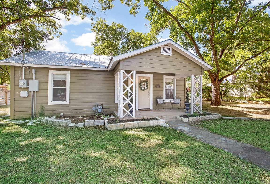 House ∙ 2 Bedrooms ∙ 4 Guests - Fredericksburg, TX