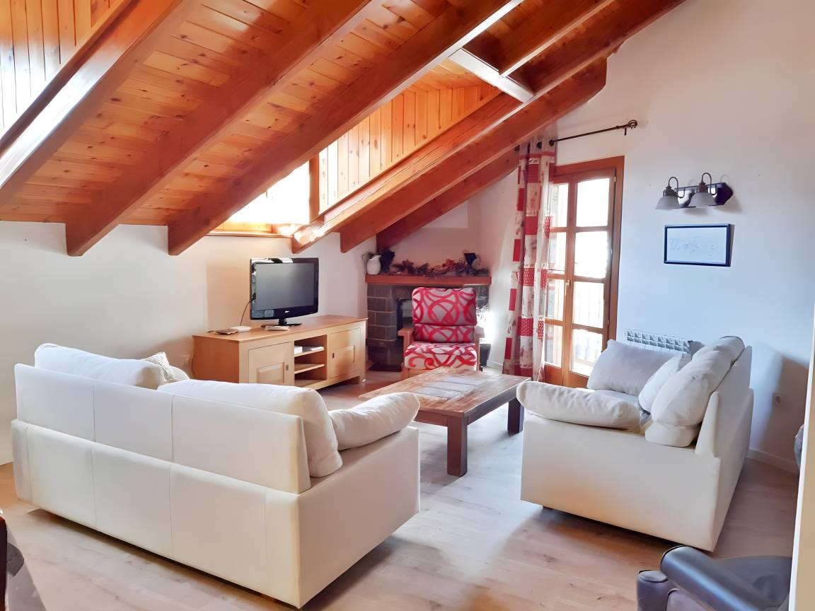 80 M² Apartment ∙ 3 Bedrooms ∙ 9 Guests - Benasque