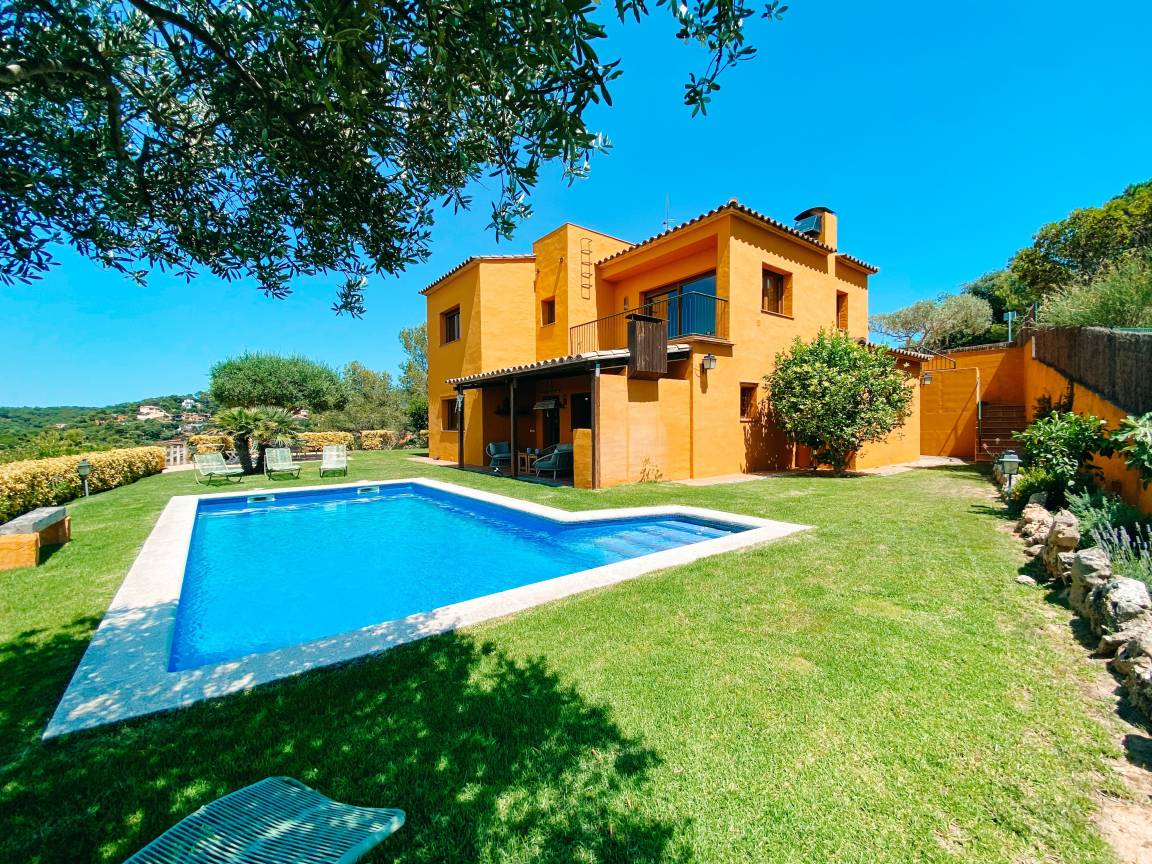 300 M² Villa ∙ 4 Bedrooms ∙ 8 Guests - Peratallada
