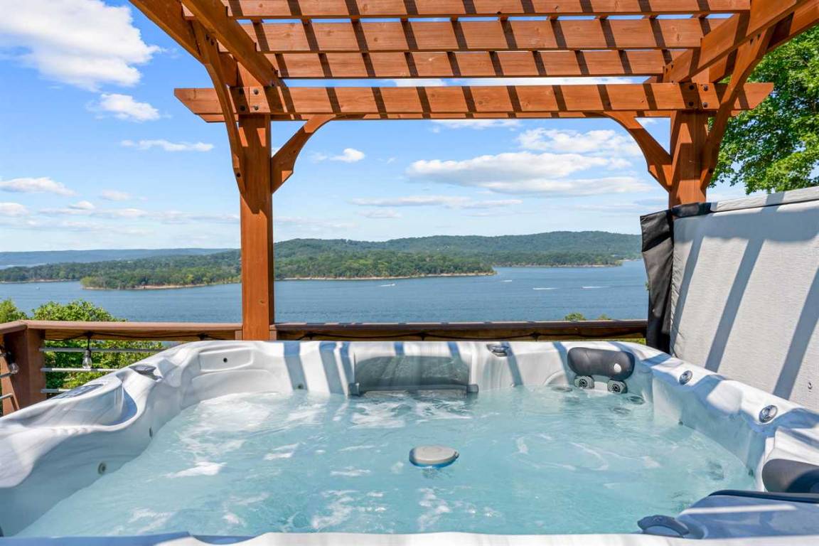 Cottage ∙ 2 Bedrooms ∙ 6 Guests - Table Rock Lake