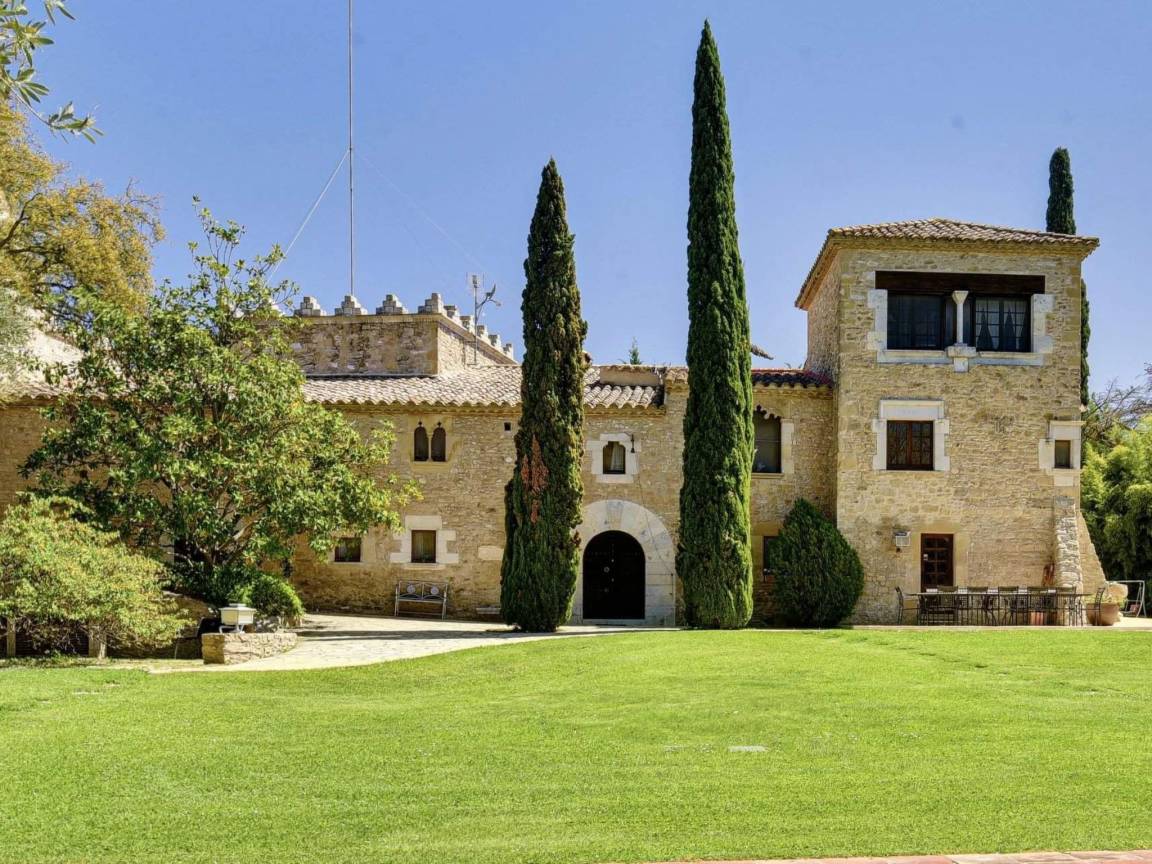 999 M² House ∙ 7 Bedrooms ∙ 14 Guests - Girona