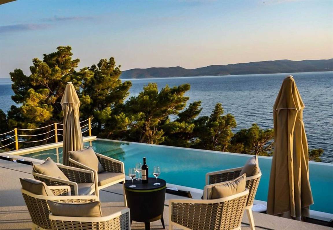 850 M² Villa ∙ 9 Makuuhuonetta ∙ 18 Vierasta - Brela