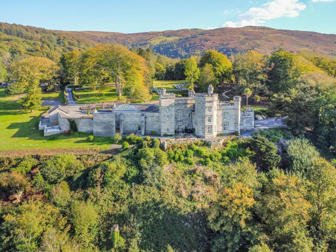 Schloss ∙ 11 Schlafzimmer ∙ 22 Gäste - Machynlleth
