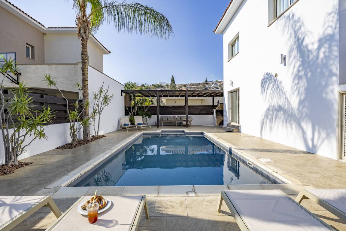 237 M² Villa ∙ 6 Bedrooms ∙ 11 Guests - Limassol