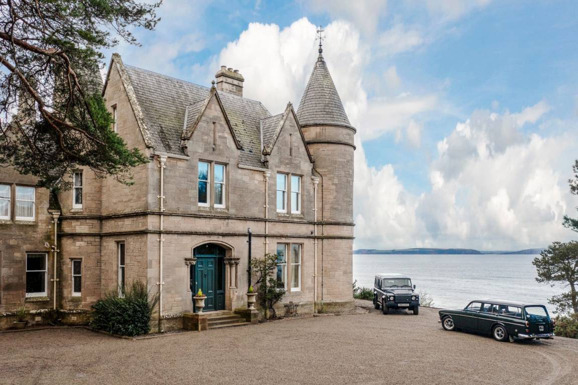 Villa ∙ 9 Bedrooms ∙ 18 Guests - Nairn