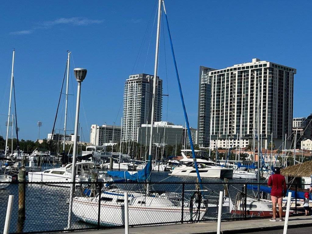 111 M² House ∙ 3 Bedrooms ∙ 6 Guests - St. Petersburg, FL