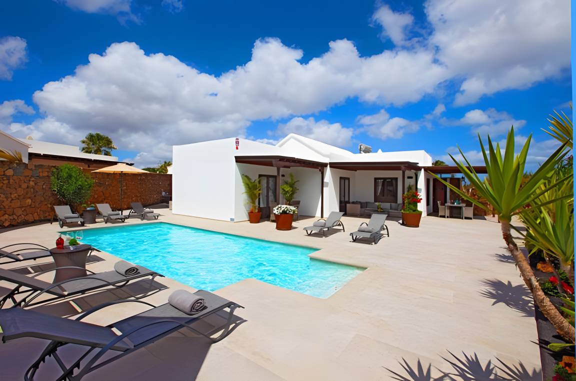 90 M² Villa ∙ 3 Bedrooms ∙ 4 Guests - Puerto del Carmen