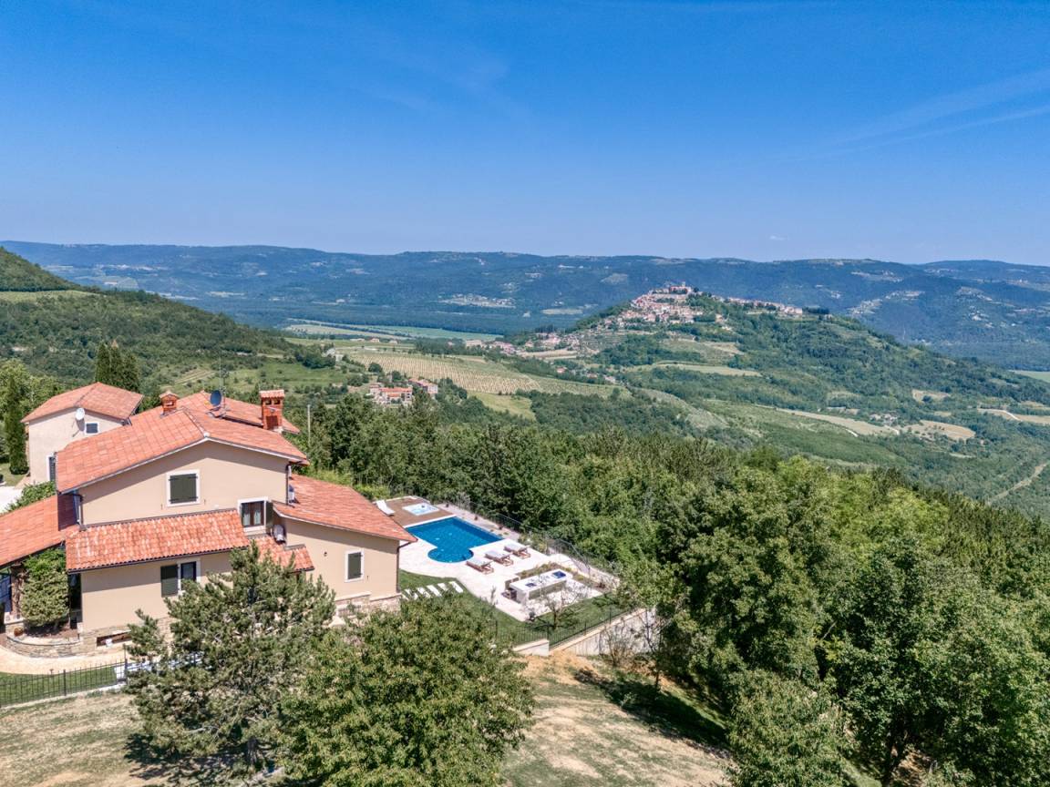 300 M² Villa ∙ 3 Bedrooms ∙ 6 Guests - Motovun