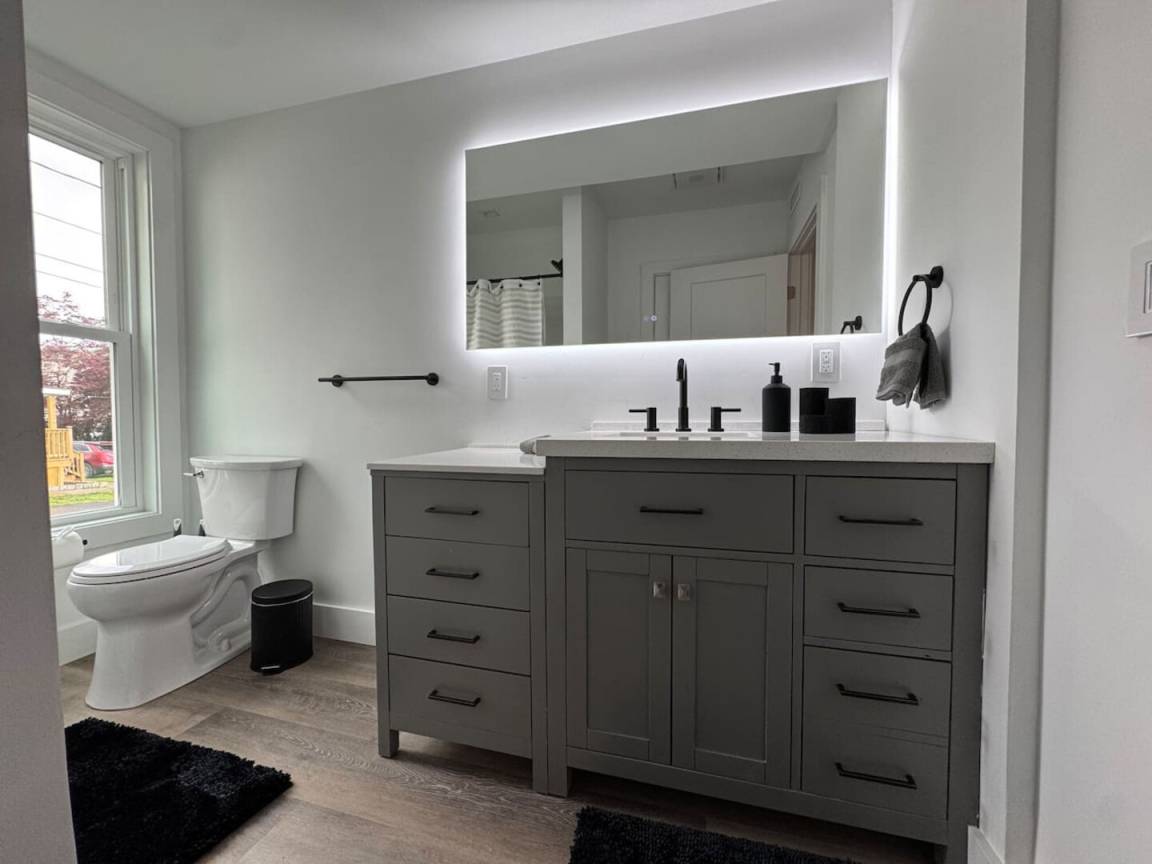 70 M² Apartment ∙ 3 Bedrooms ∙ 10 Guests - Bristol, CT