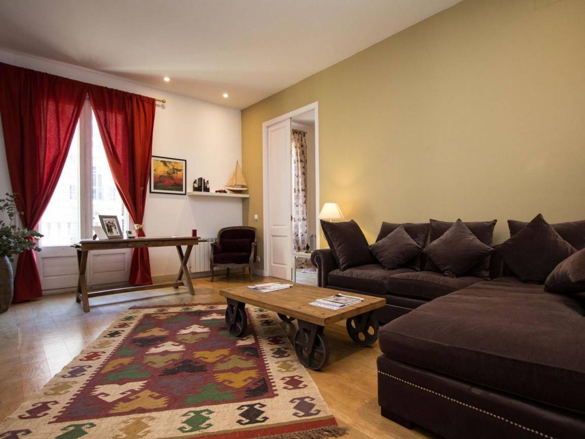 105 M² Huoneisto ∙ 3 Makuuhuonetta ∙ 6 Vierasta - Barcelona