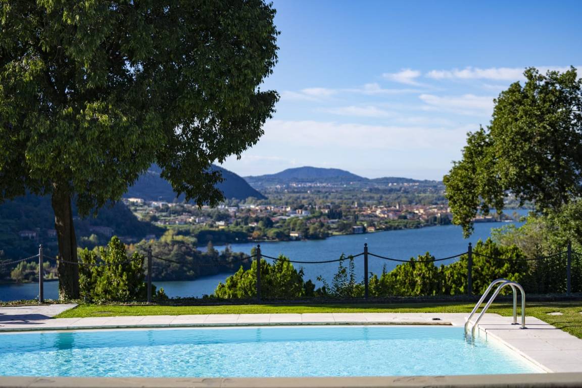 300 M² Villa ∙ 3 Bedrooms ∙ 8 Guests - Zone