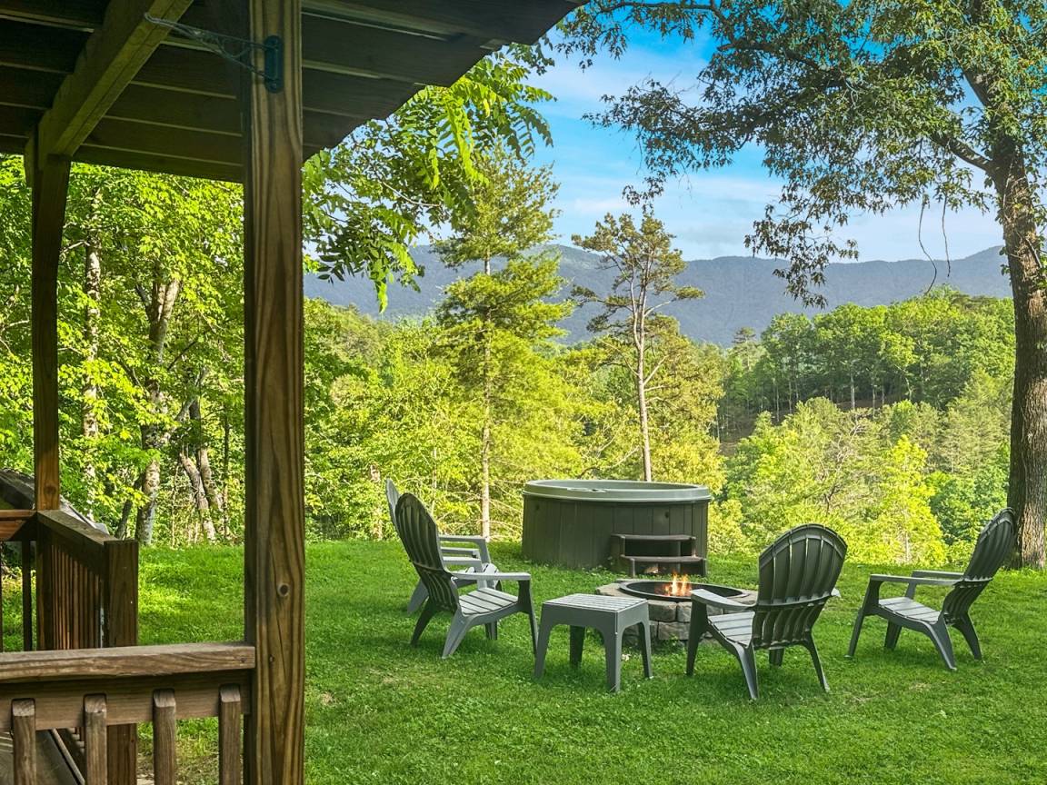 Cabin ∙ 2 Bedrooms ∙ 6 Guests - Bryson City, NC