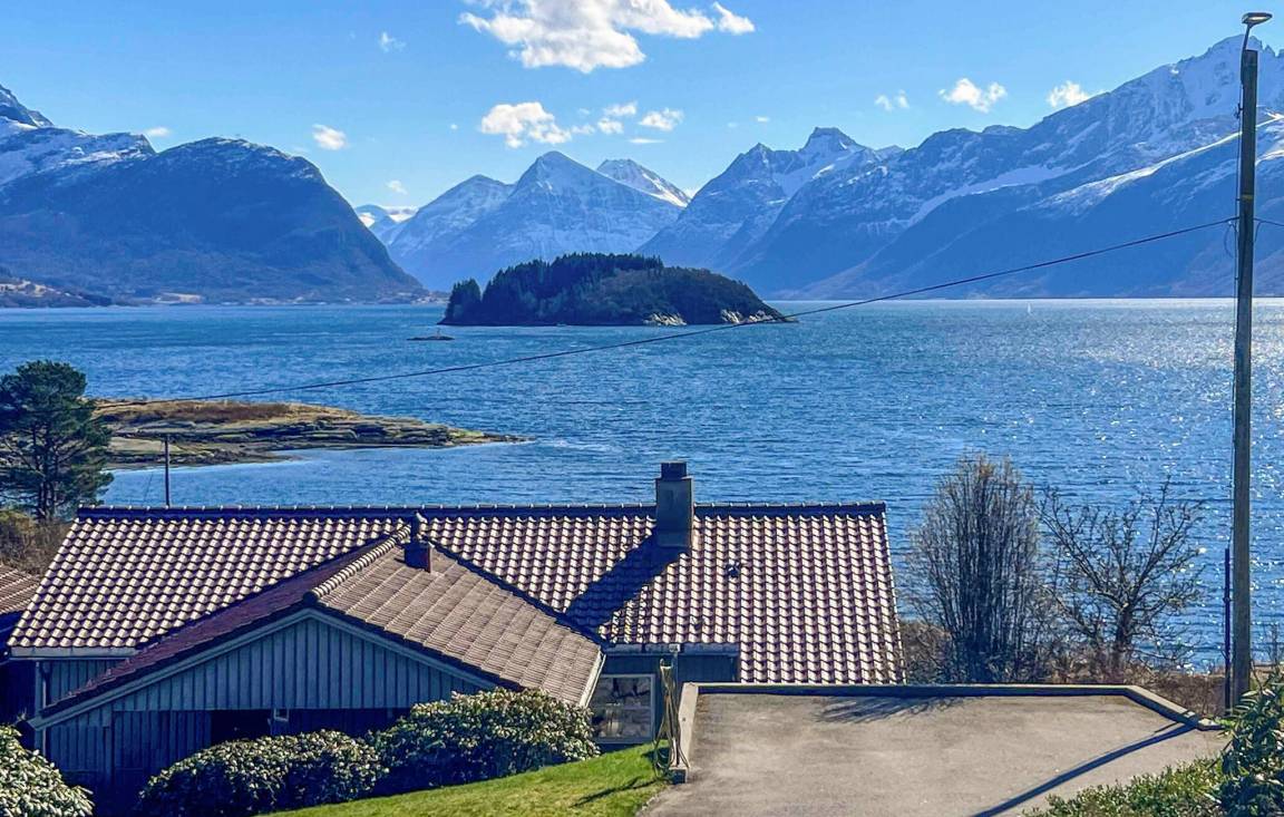 100 M² House ∙ 2 Bedrooms ∙ 4 Guests - Alesund
