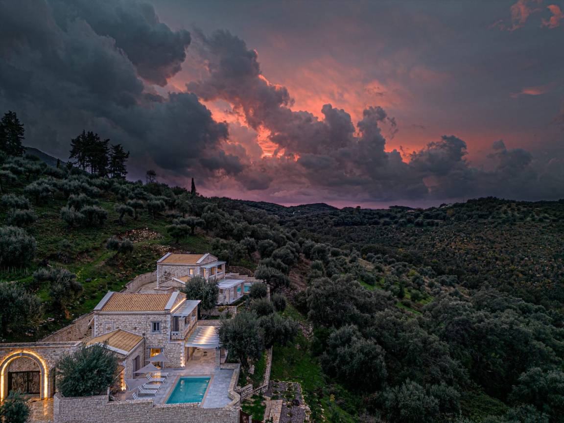 Villa ∙ 8 Bedrooms ∙ 16 Guests - Kassiopi