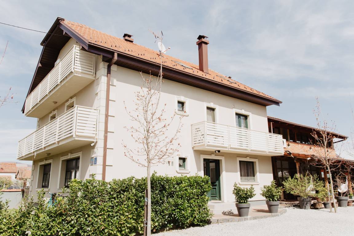 500 M² House ∙ 6 Bedrooms ∙ 12 Guests - Požega