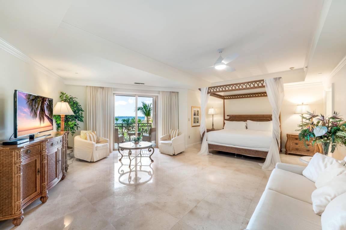 303 M² Apartment ∙ 3 Bedrooms ∙ 10 Guests - West Bay