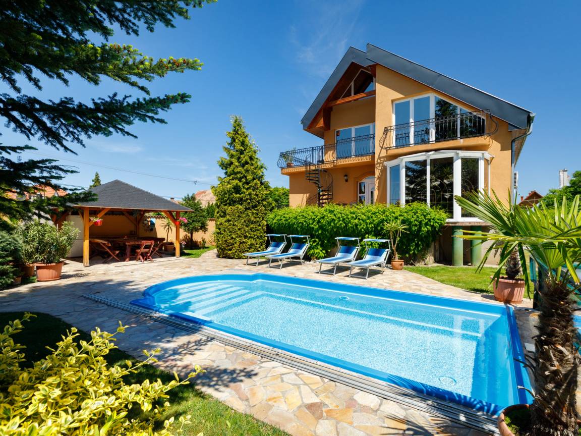 240 M² House ∙ 6 Bedrooms ∙ 15 Guests - Balatonlelle