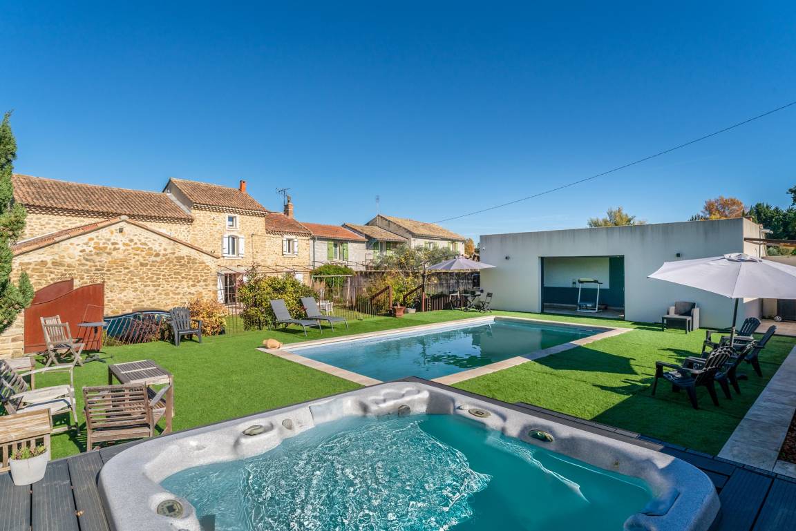 240 M² Villa ∙ 4 Chambres ∙ 14 Personnes - Orange