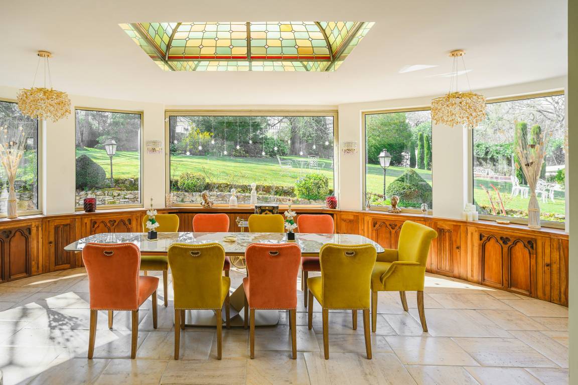 350 M² Maison De Vacances ∙ 9 Chambres ∙ 18 Personnes - Château de Thoiry