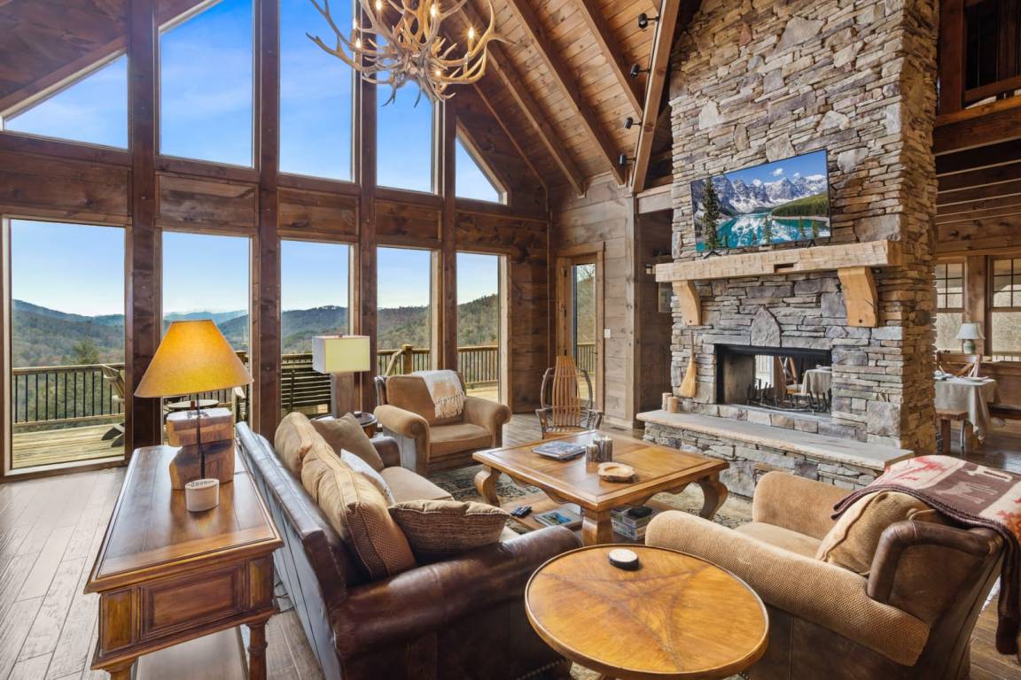 456 M² Lodge ∙ 3 Bedrooms ∙ 17 Guests - Blowing Rock, NC