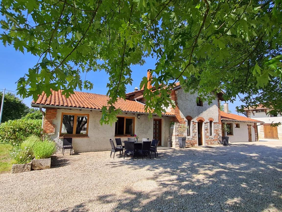 125 M² Gîte ∙ 3 Chambres ∙ 12 Personnes - Ain