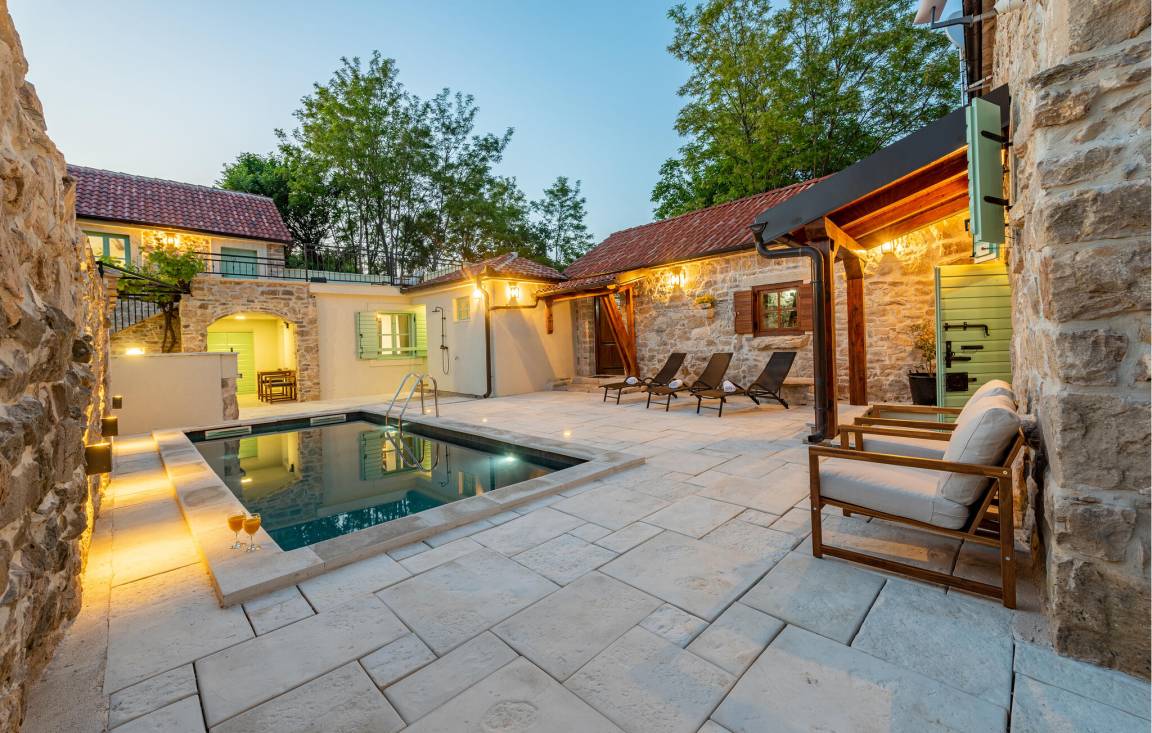 190 M² House ∙ 4 Bedrooms ∙ 10 Guests - Benkovac