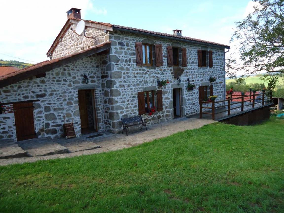 200 M² Cottage ∙ 3 Bedrooms ∙ 8 Guests - Auvergne