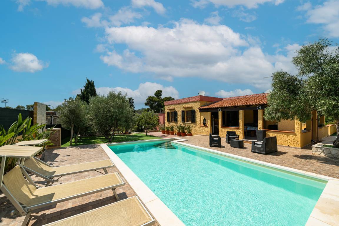 100 M² Villa ∙ 3 Bedrooms ∙ 6 Guests - Quartu Sant’Elena